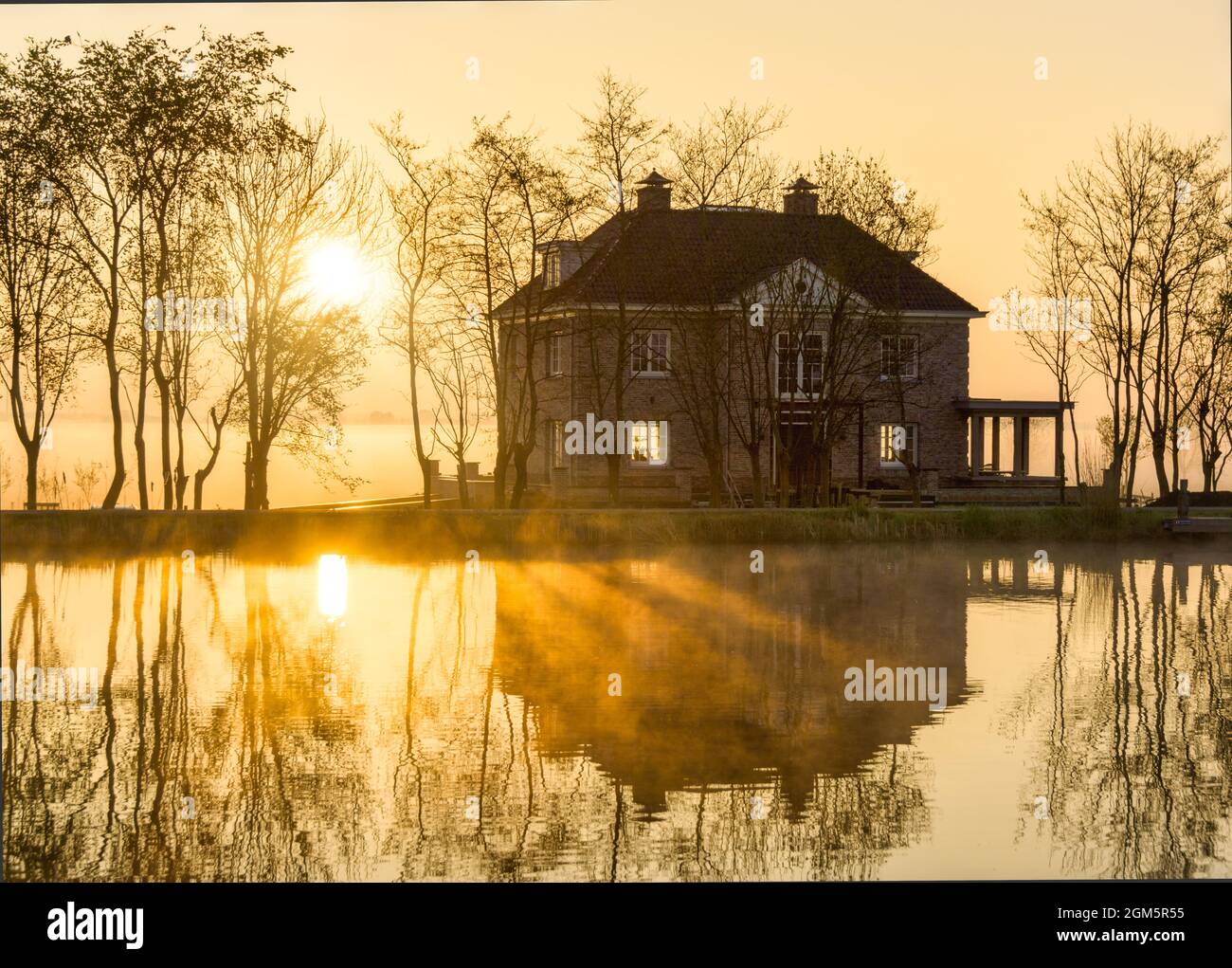 Reflective building next to lake hi-res stock photography and images ...
