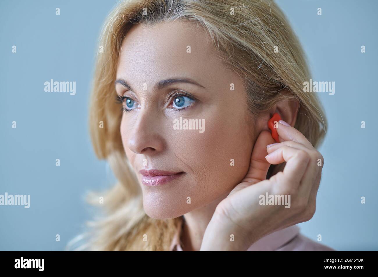 Woman with hand to ear hi-res stock photography and images - Alamy