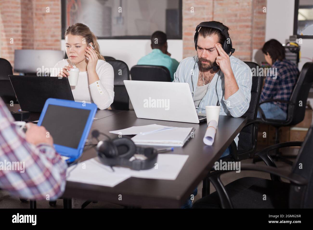 Coworking laptop thinking business hi-res stock photography and images ...