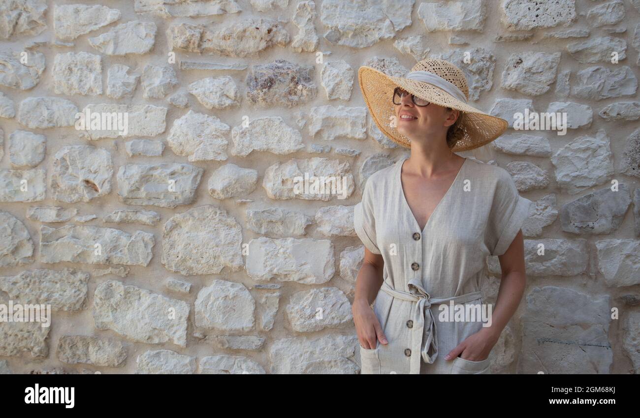 Beautiful woman in medieval dress hi-res stock photography and images ...
