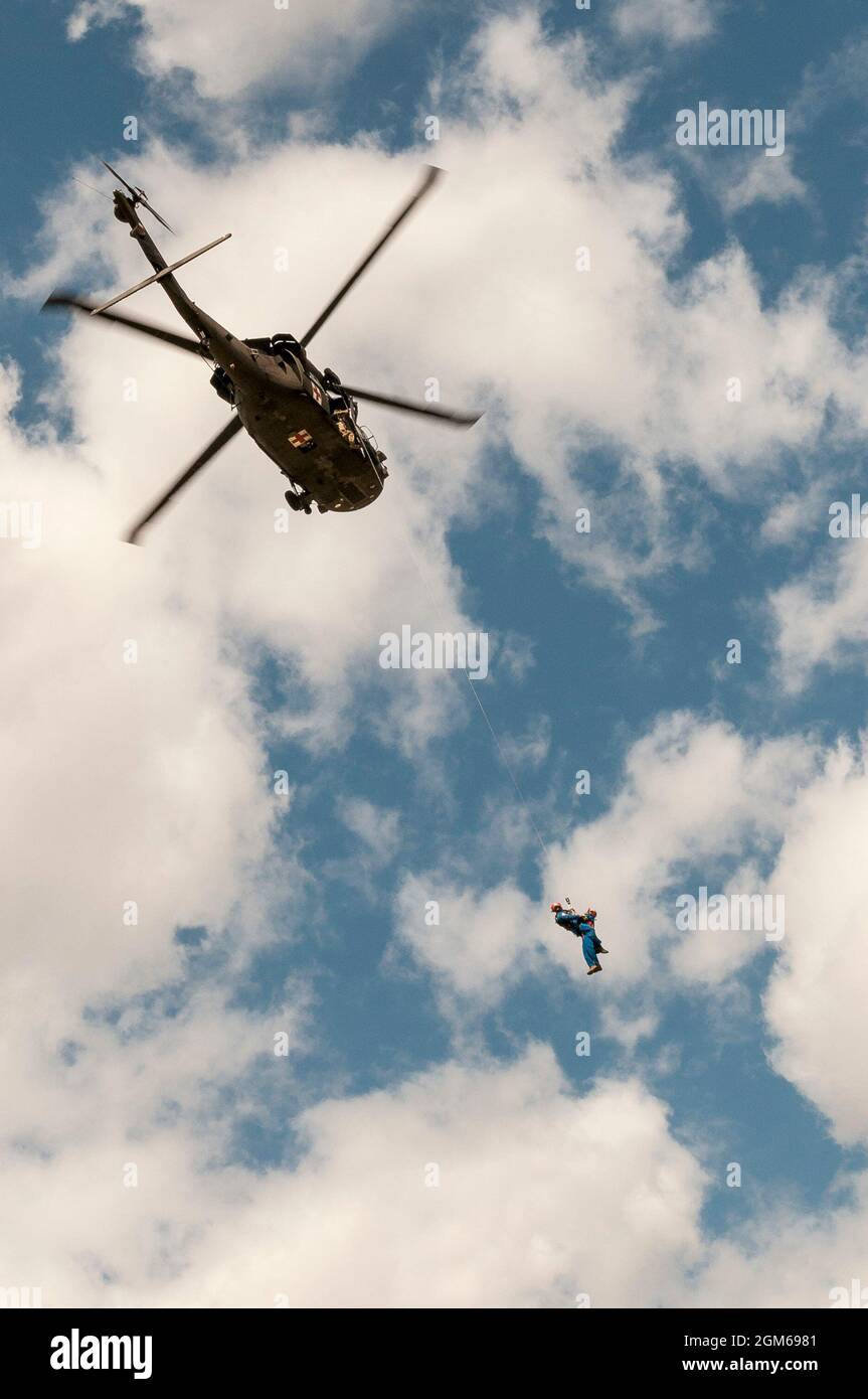 Texas Army National Guardsmen with the 2nd Battalion, 149th Aviation ...