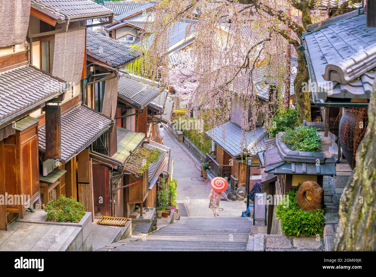 Old town Kyoto, the Higashiyama District during sakura season in Japan ...