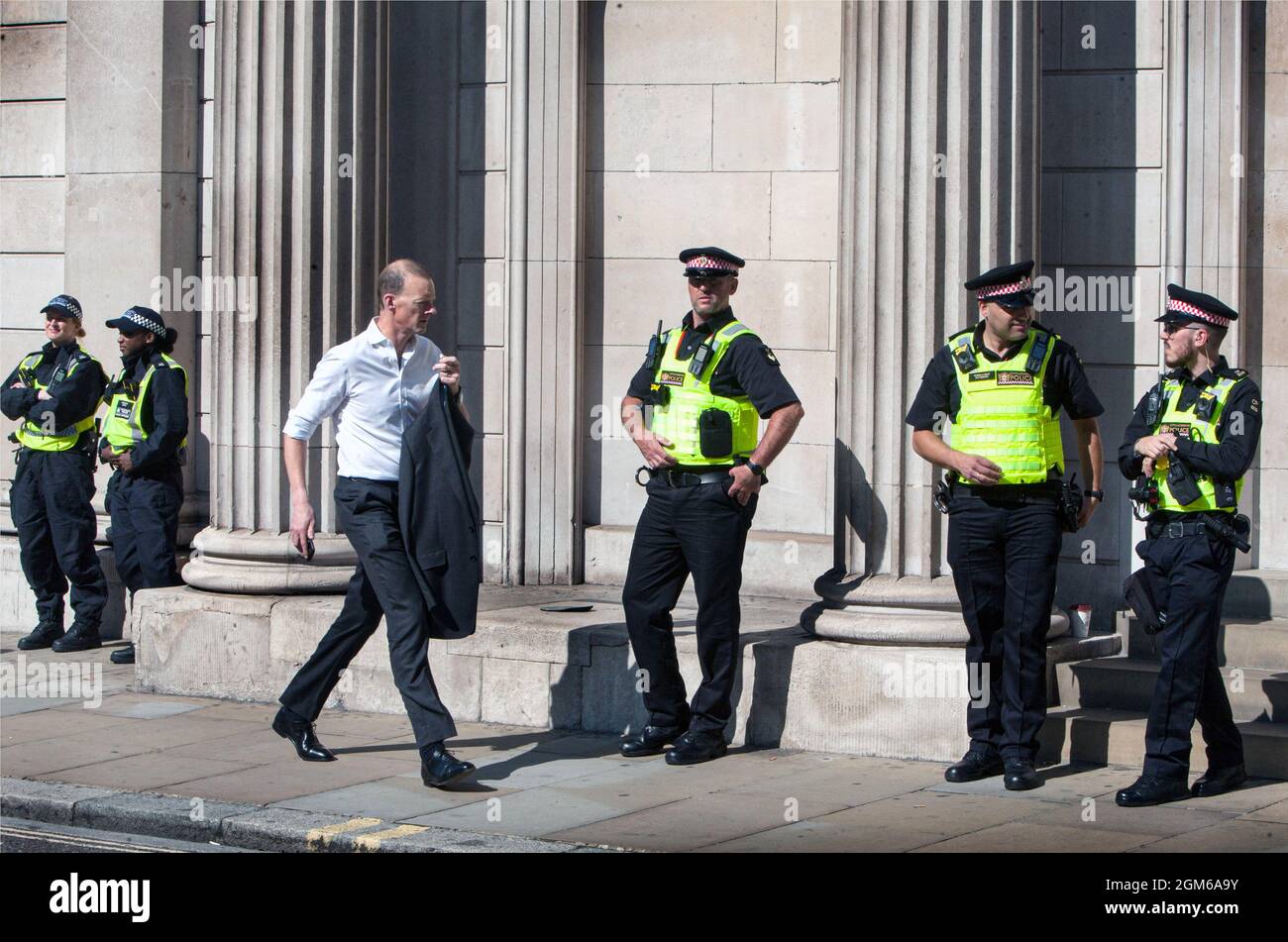 Police officers guard the Bank of England from freedom protesters ...
