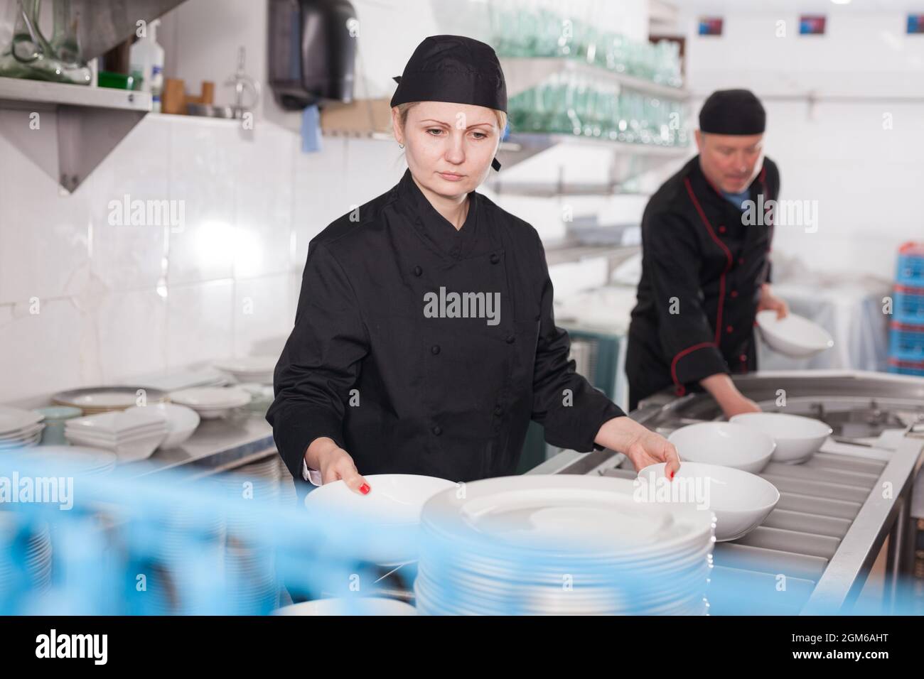 Female restaurant kitchen employee hi-res stock photography and images ...