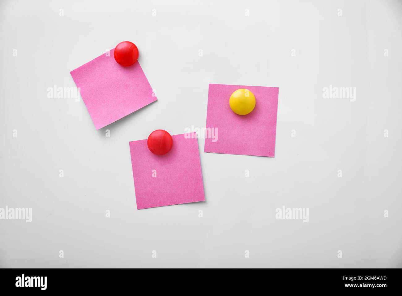 Blank notes with magnets on refrigerator door Stock Photo - Alamy