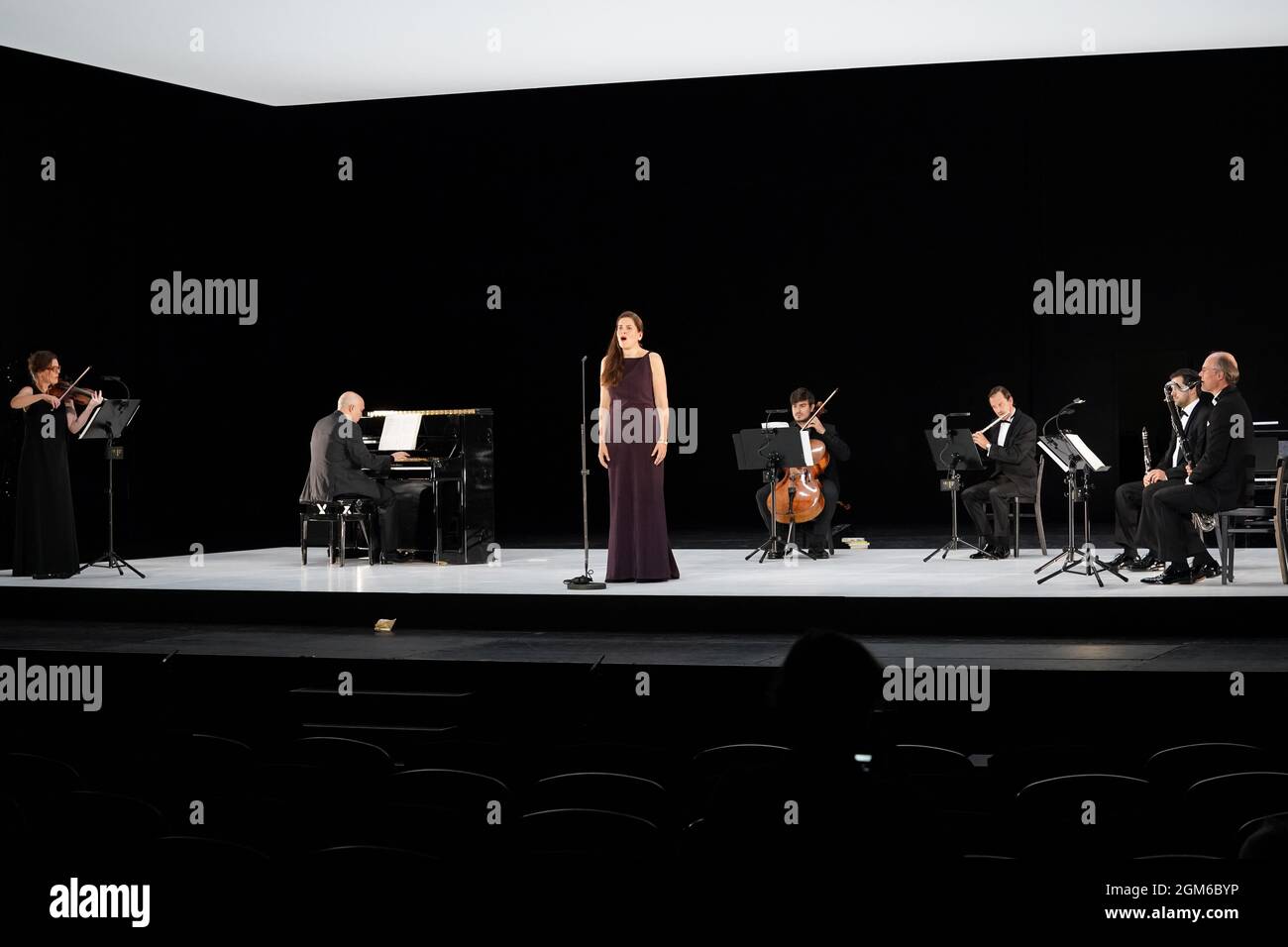 Acting on stage hi-res stock photography and images - Alamy