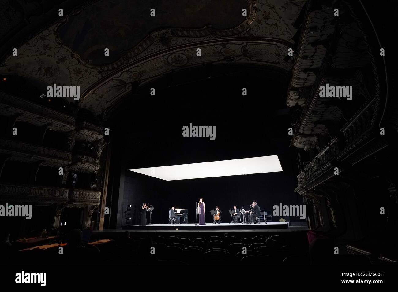 Acting on stage hi-res stock photography and images - Alamy