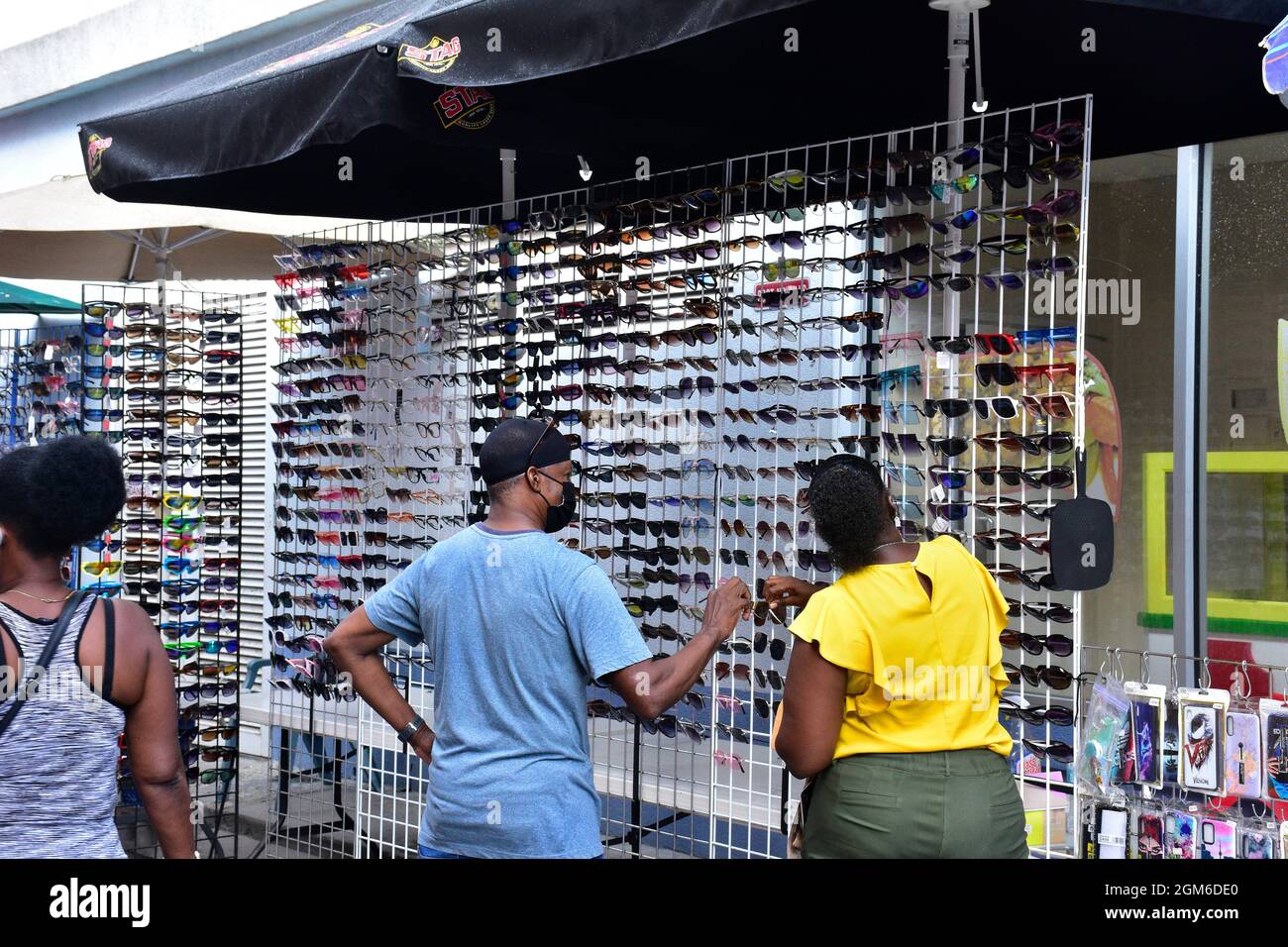 Man buying sun glasses from street vendor in barbados hi-res stock ...