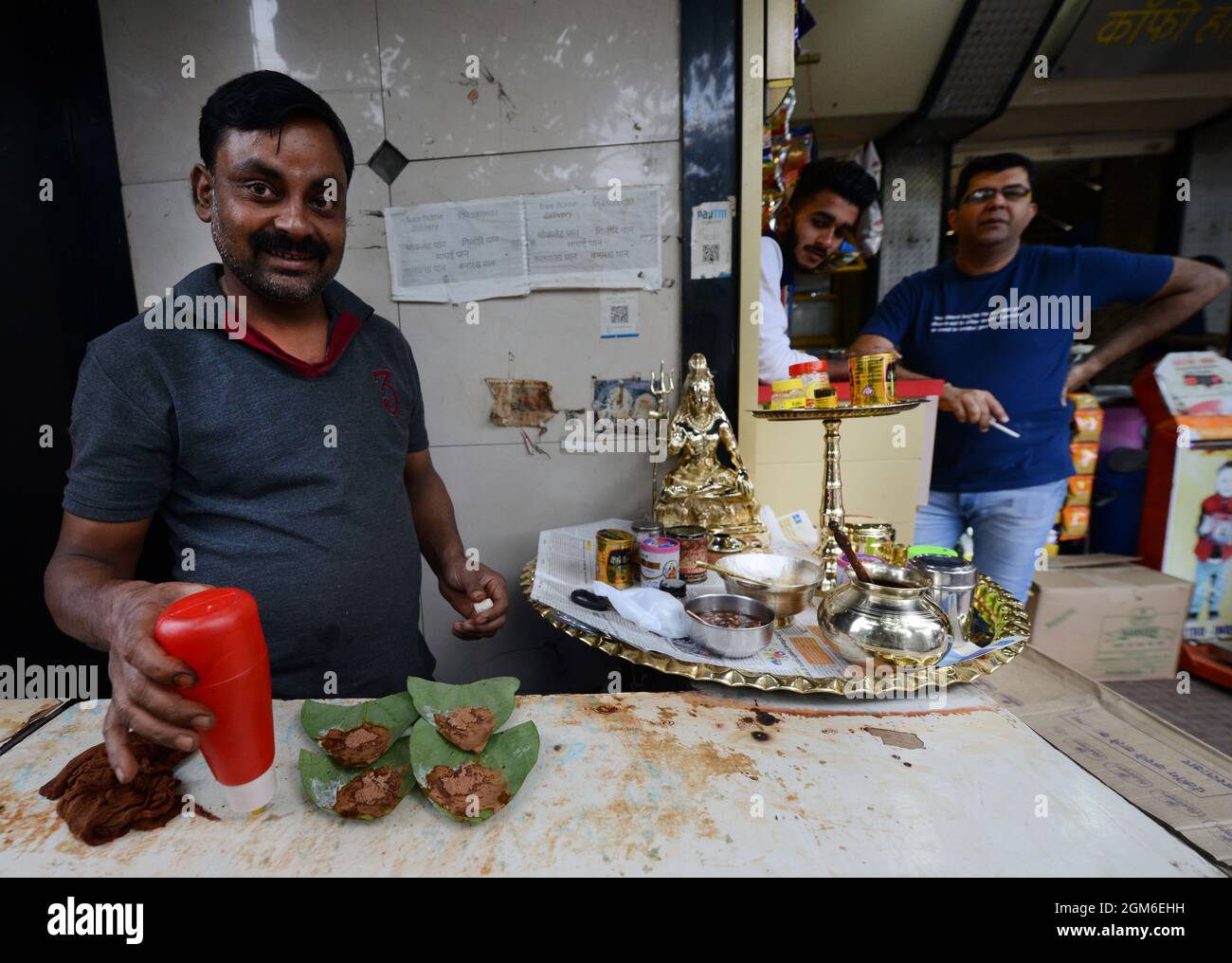 Chewing paan hi-res stock photography and images - Alamy