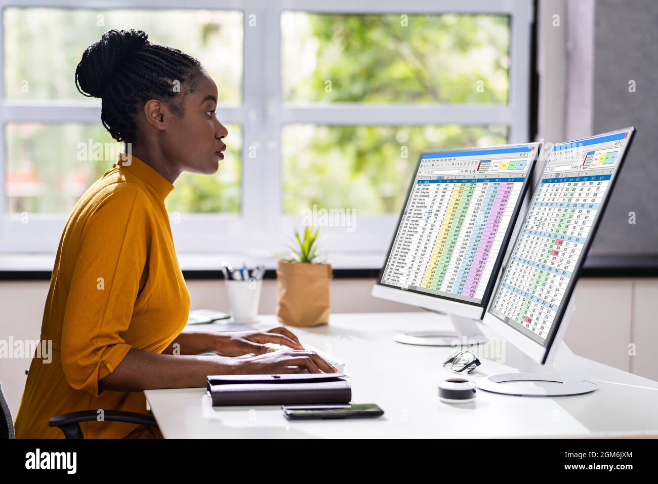 Computer screens analysis hi-res stock photography and images - Alamy