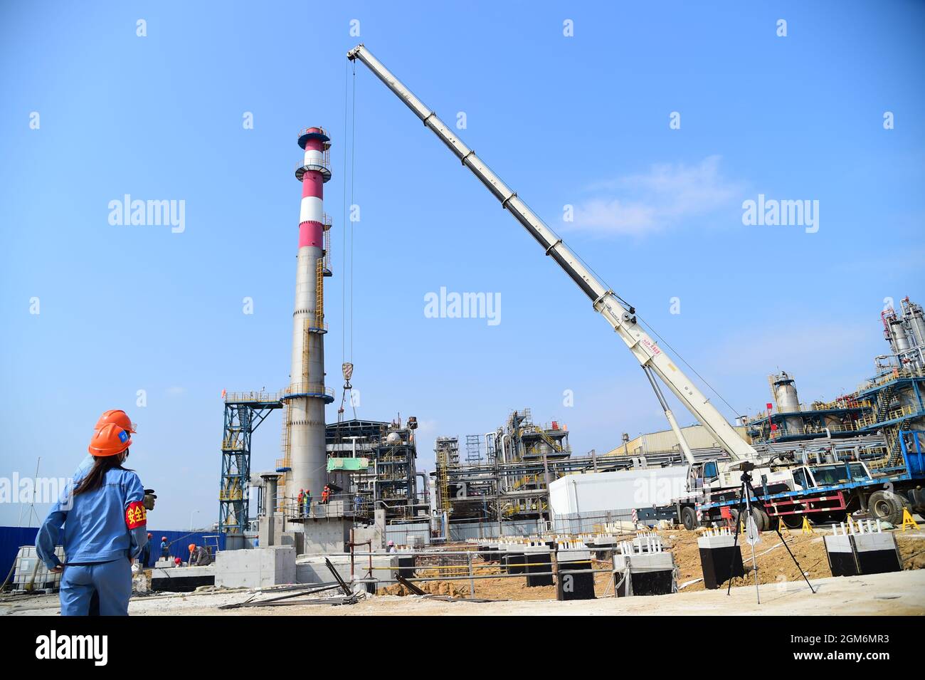 QINGDAO, CHINA - SEPTEMBER 17, 2021 - Workers lift reciprocating ...
