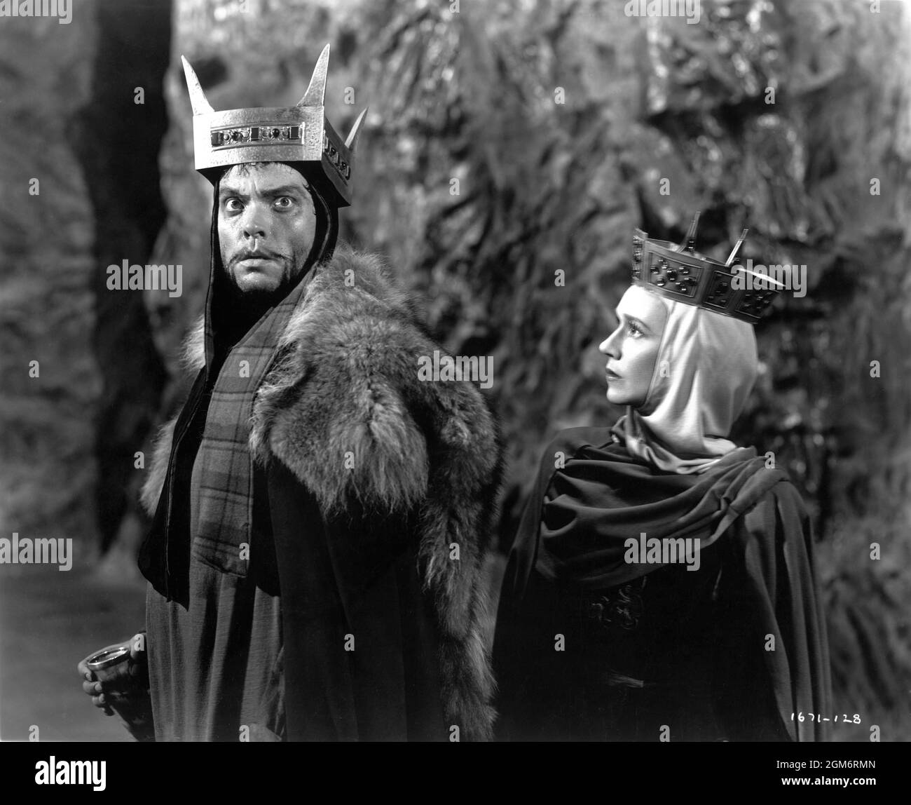 ORSON WELLES and JEANETTE NOLAN as Lady Macbeth in MACBETH 1948 ...