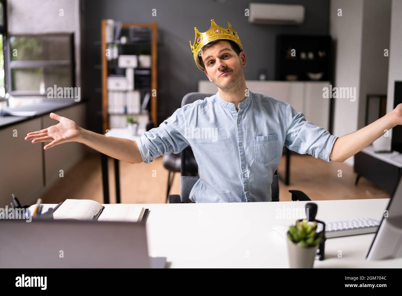 King crown business man hi-res stock photography and images - Alamy