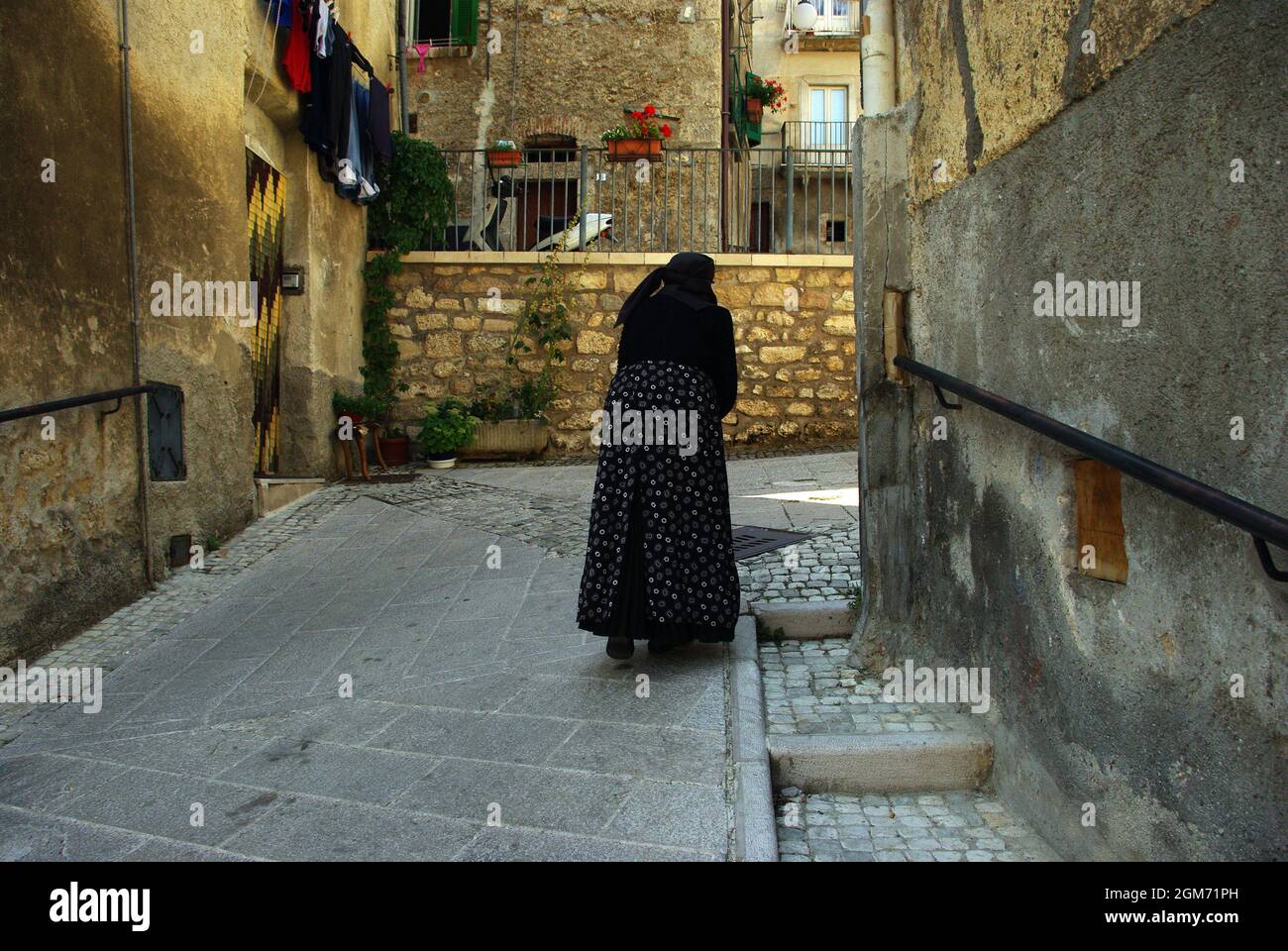 A woman in traditional costume of abruzzo hi-res stock photography and ...