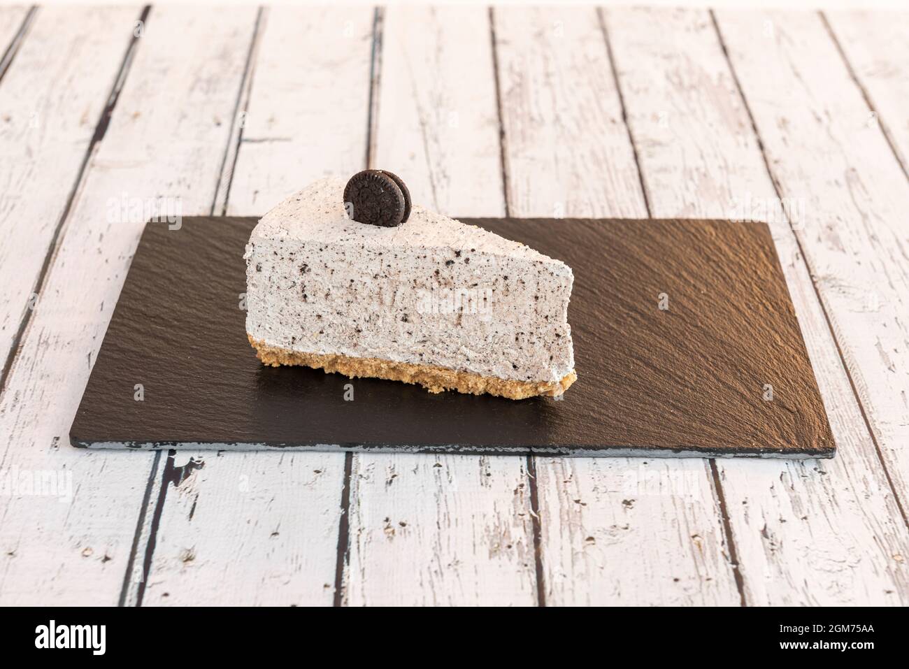Individual serving of oreo cake with biscuit base and slate plate Stock ...