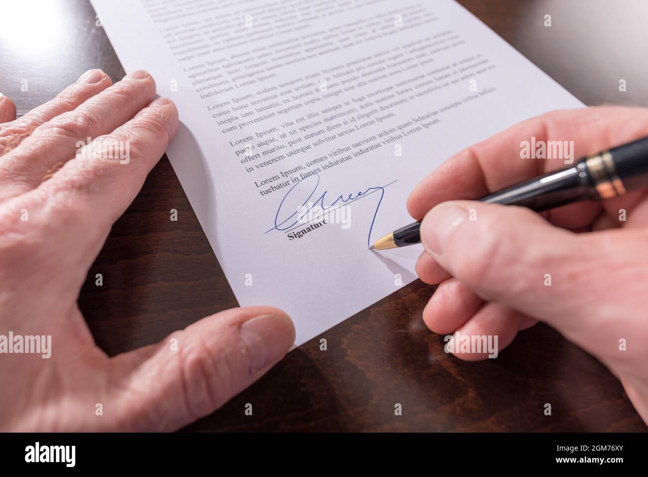 Human hand signing a contract Stock Photo - Alamy