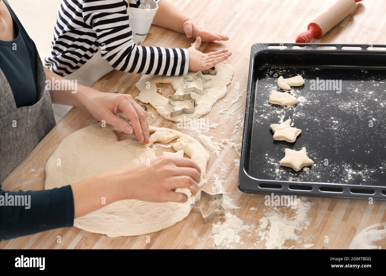 Mother and daughter making cookies in kitchen Stock Photo - Alamy