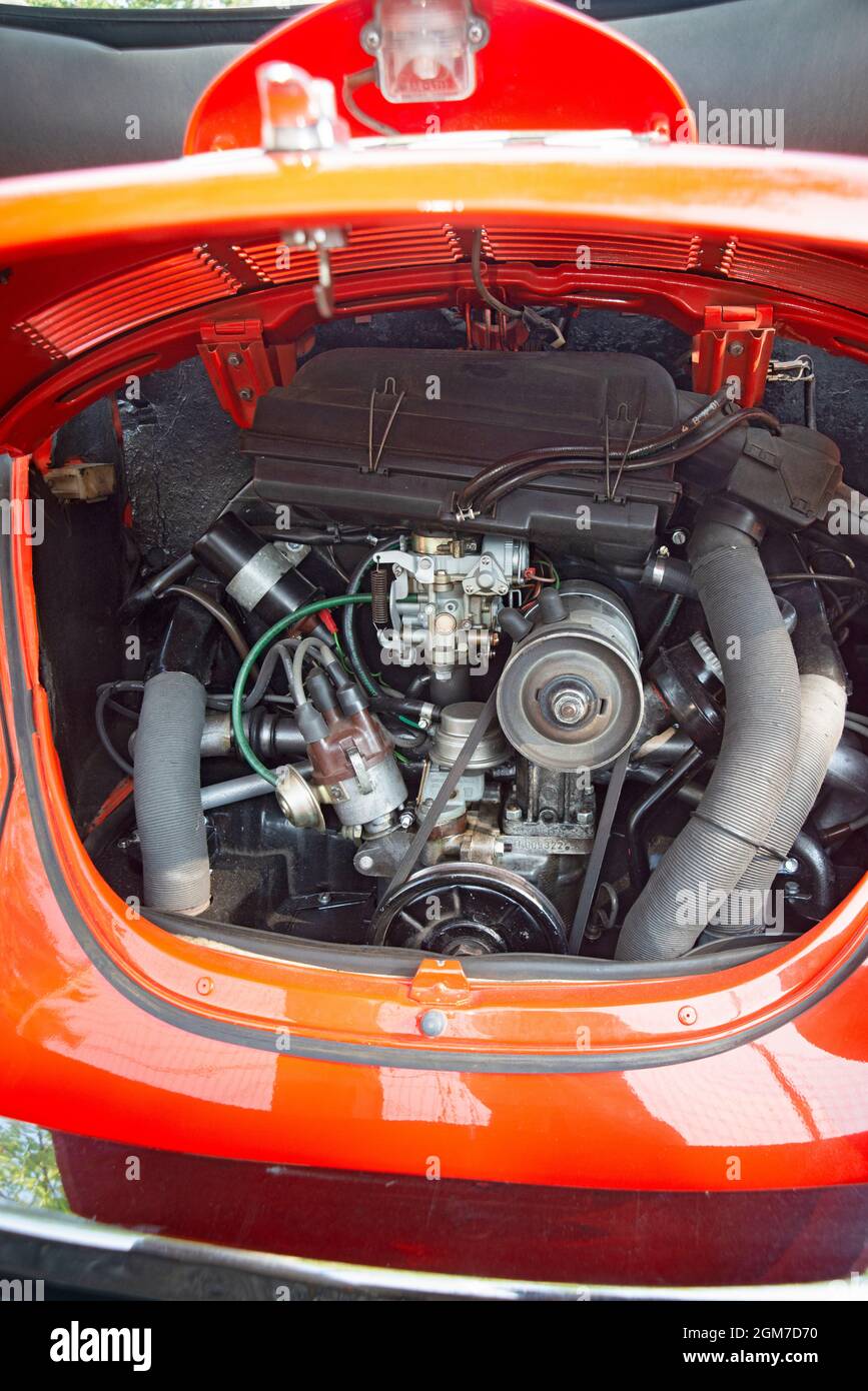 1970 volkswagen beetle engine hi-res stock photography and images - Alamy