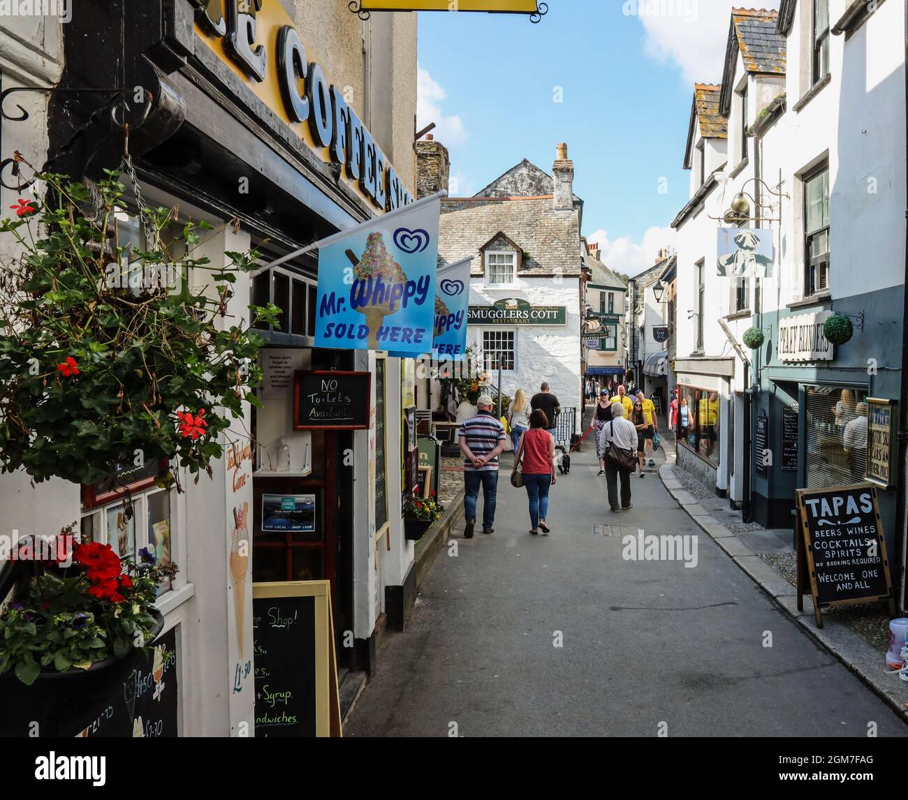Shops looe hi-res stock photography and images - Alamy