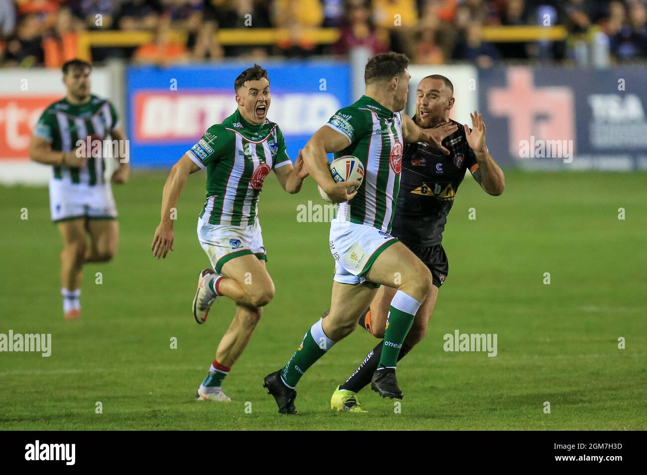Rob Mulhern (19) of Warrington Wolves runs with the ball Stock Photo ...