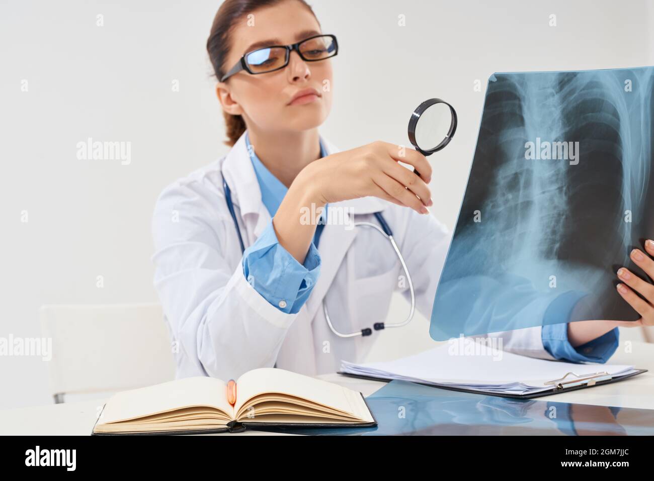 woman radiologist diagnostics x-ray research Stock Photo - Alamy