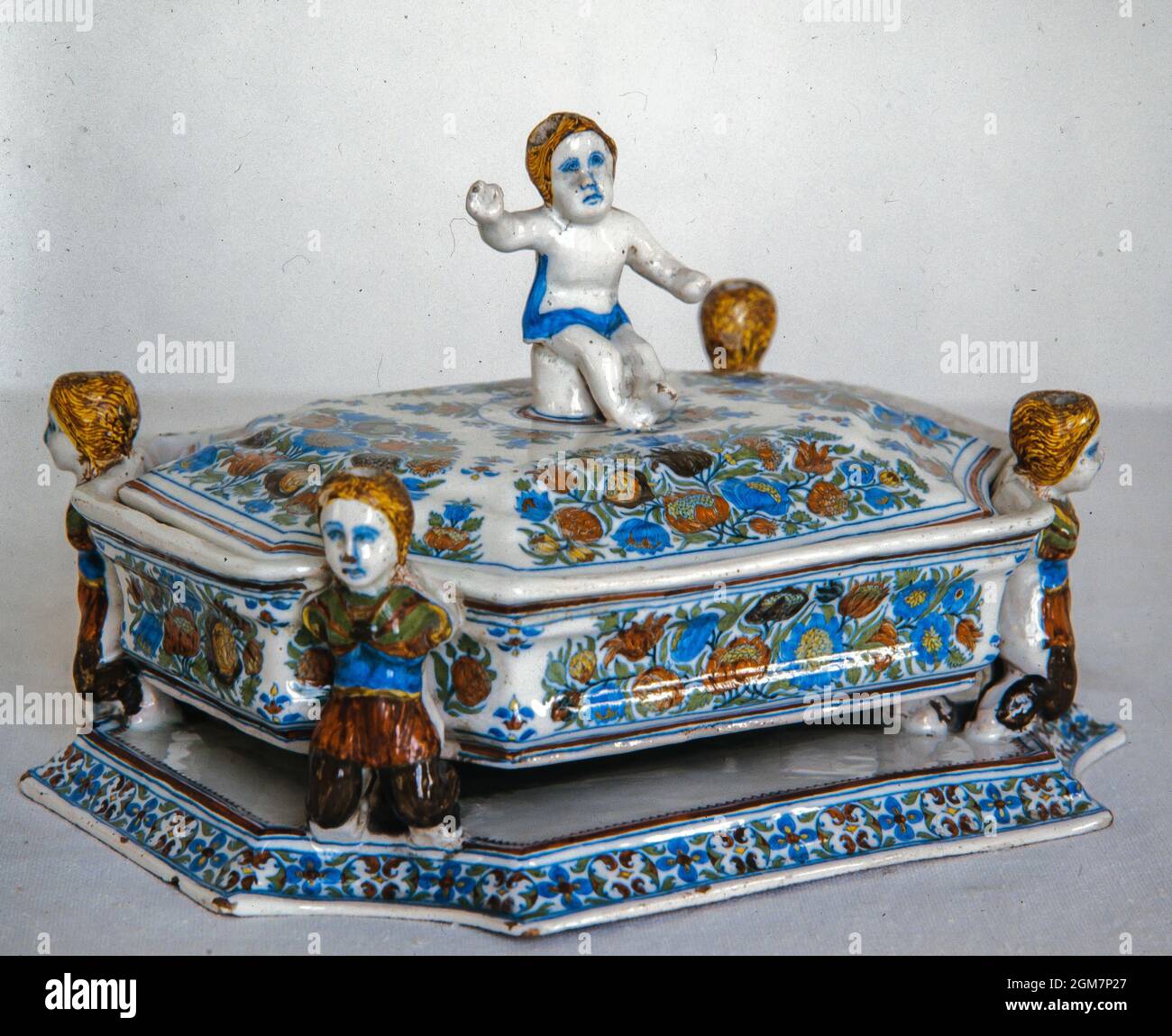 Ceramica alcora siglo xviii hi-res stock photography and images - Alamy