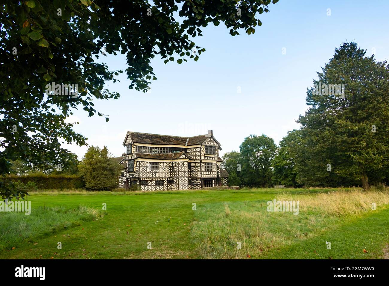 Tudor Moated Manor House High Resolution Stock Photography and Images ...