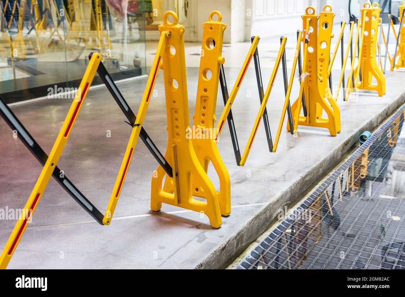 Yellow Portable Plastic Folding Safety Barrier, traffic fence, yellow ...