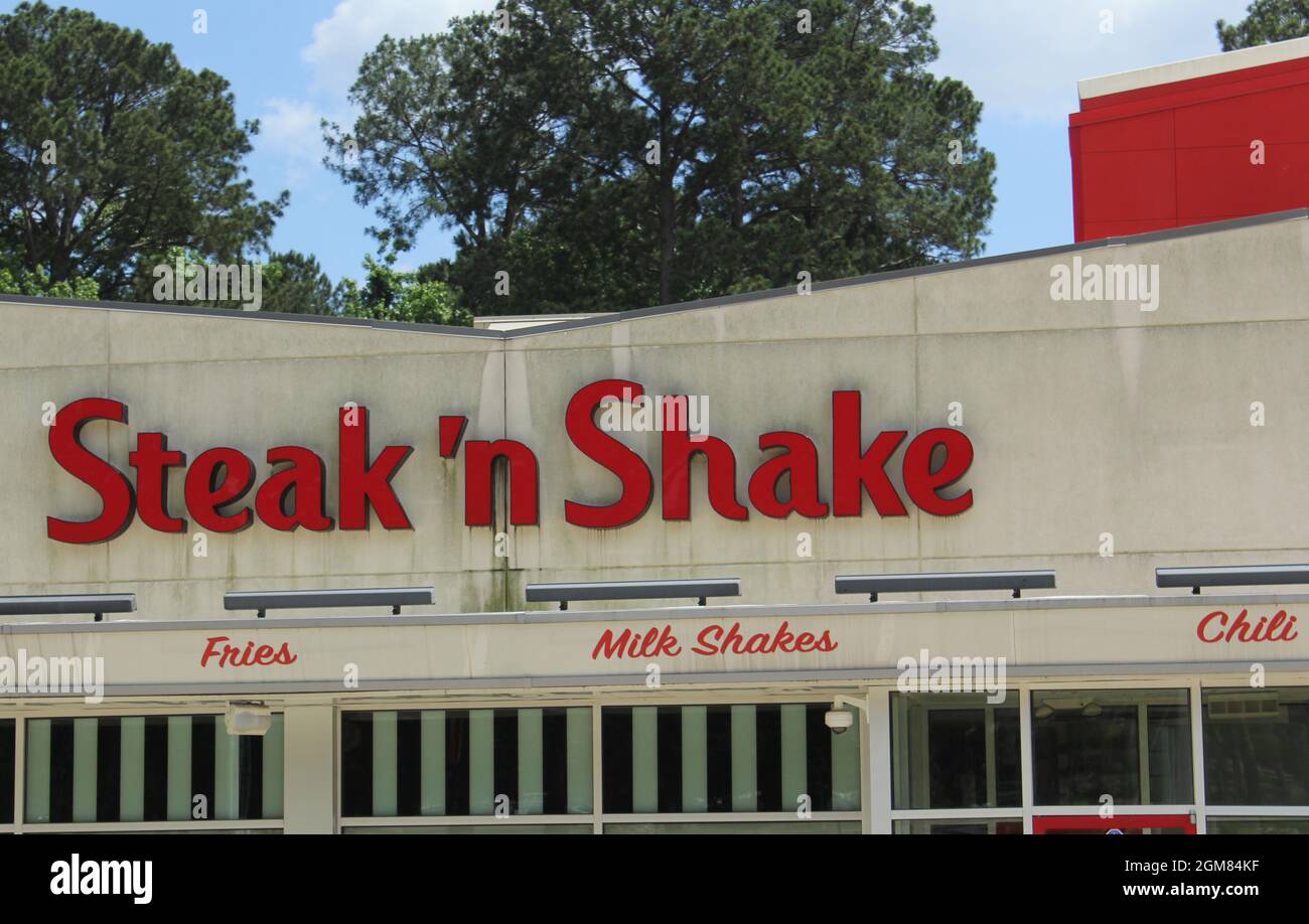 Tyler, TX - May 15, 2019: Abandoned Steak n Shake Restaurant located on ...