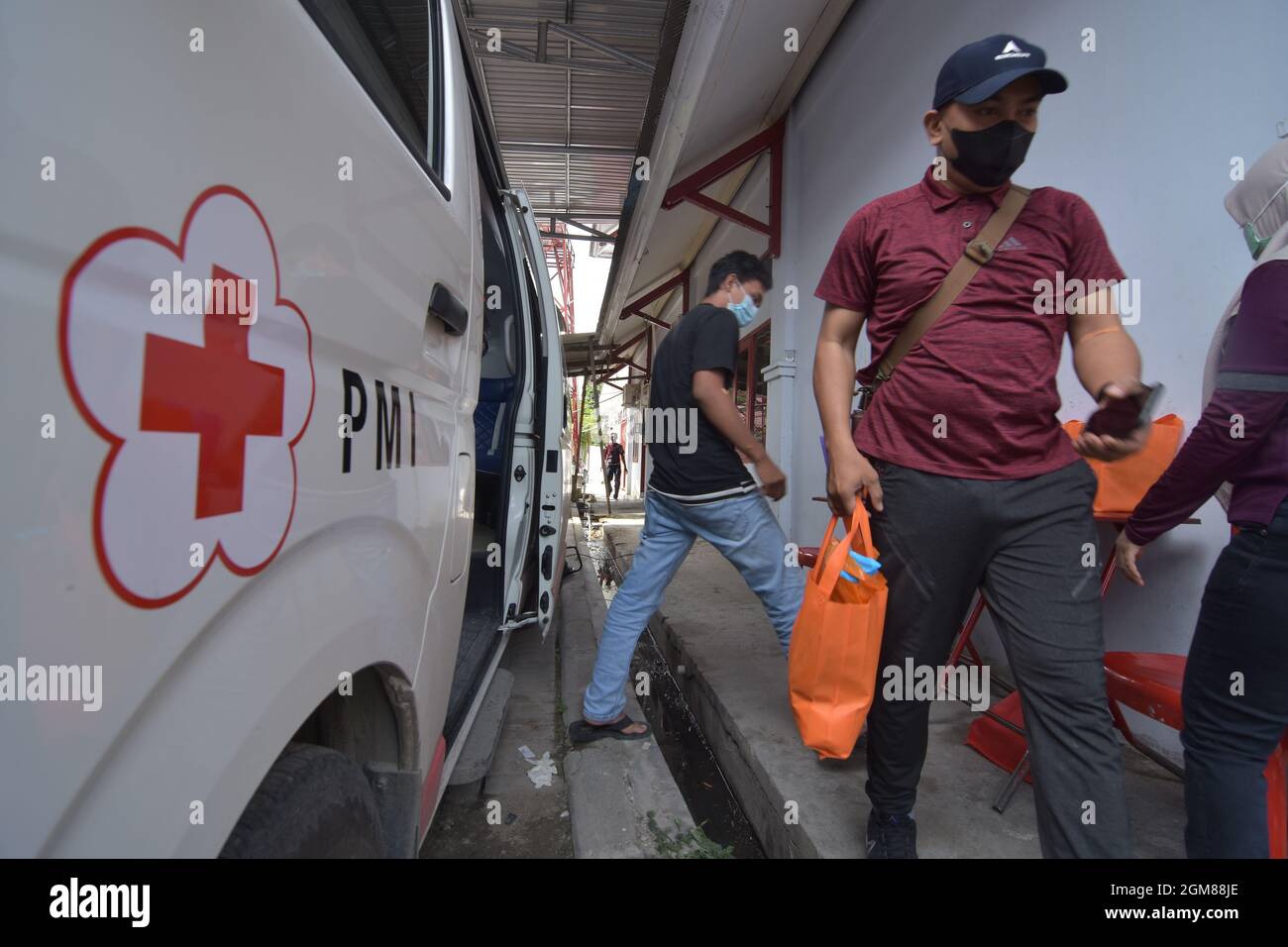 Palu, Indonesia. 17th Sep, 2021. Officers give basic food items to ...