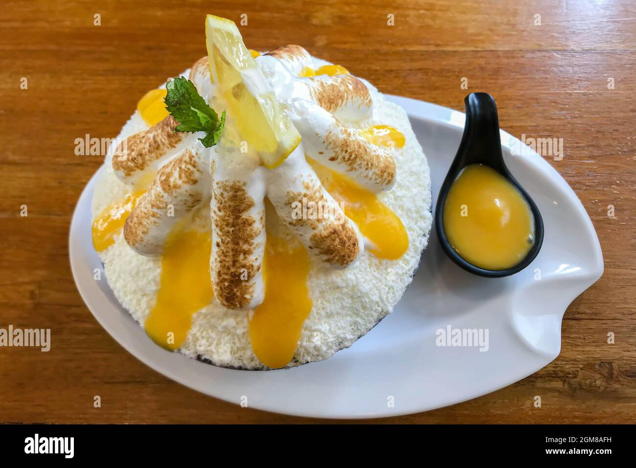 Lemon Bingsu fruit dessert for quenching thirst Stock Photo - Alamy