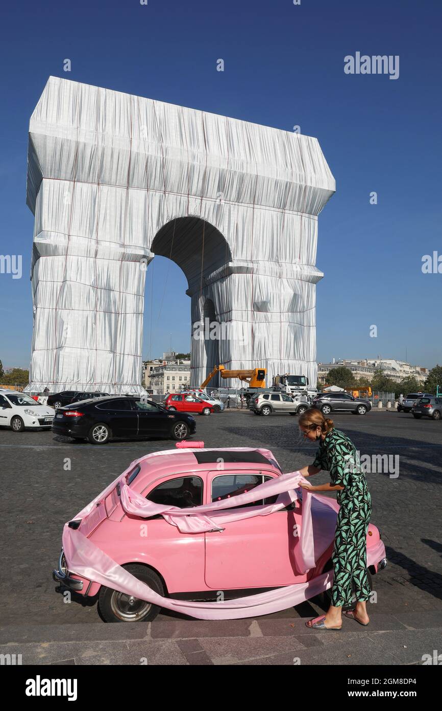 Wrapped fiat 500 hi-res stock photography and images - Alamy