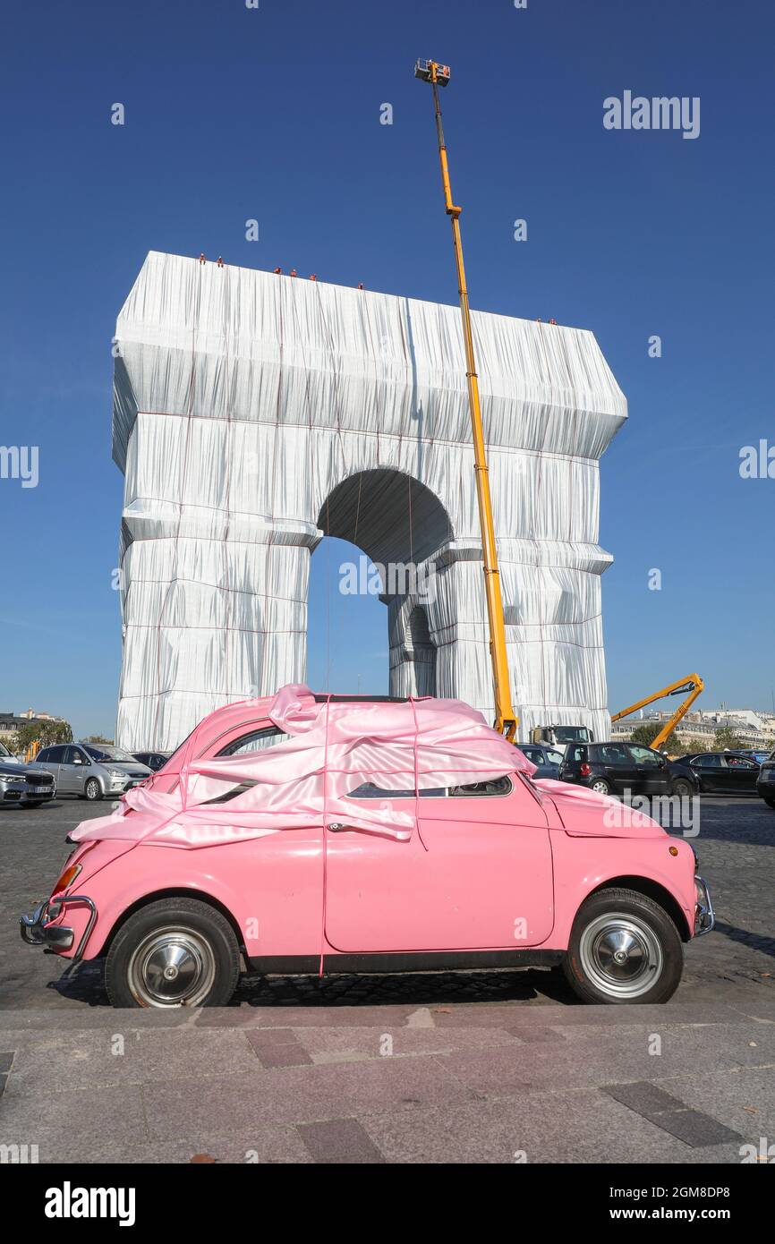 Wrapped fiat 500 hi-res stock photography and images - Alamy