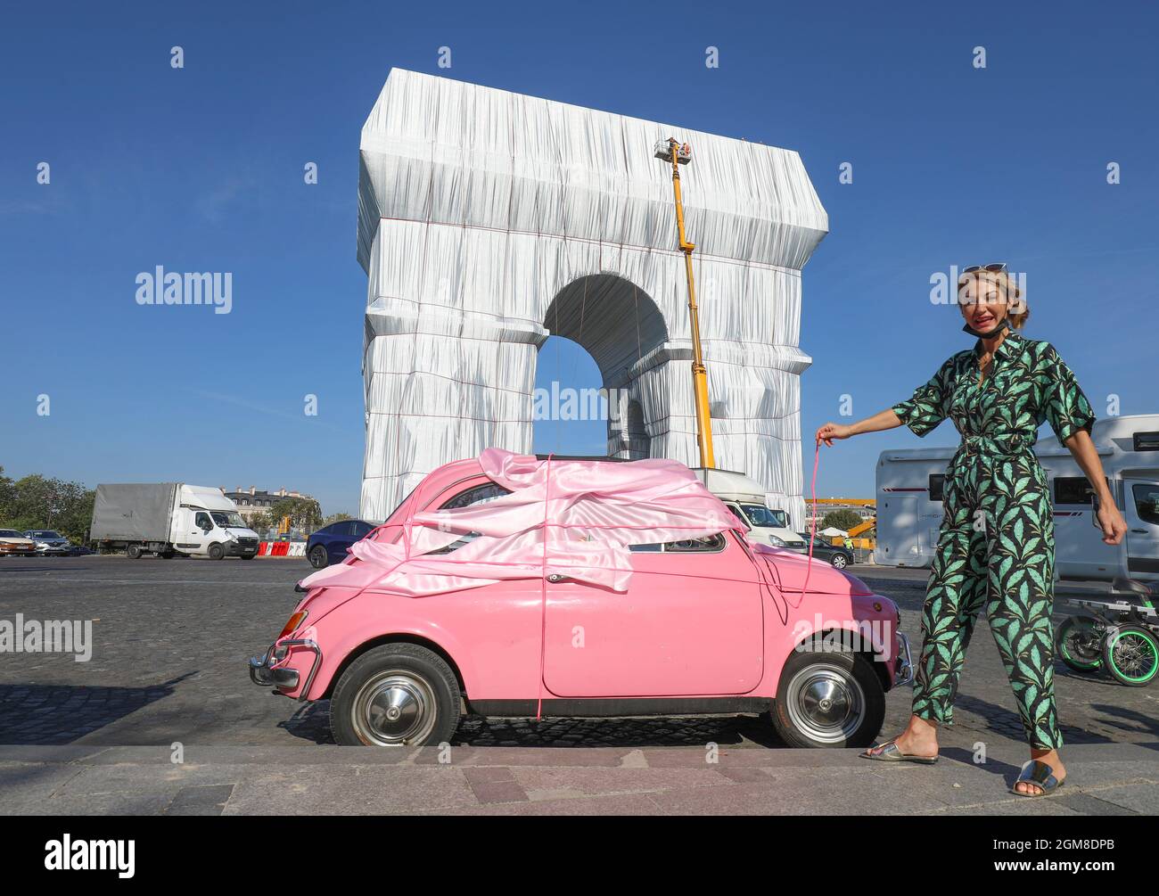 WRAPPED FIAT 500 WITH WRAPPED ARC DE TRIOMPHE Stock Photo - Alamy