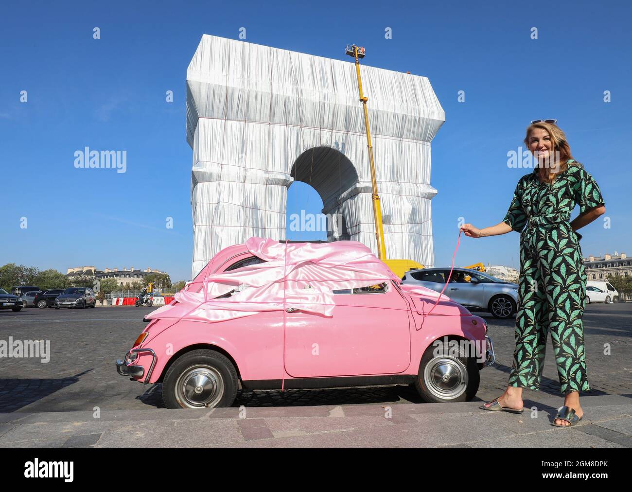 WRAPPED FIAT 500 WITH WRAPPED ARC DE TRIOMPHE Stock Photo - Alamy