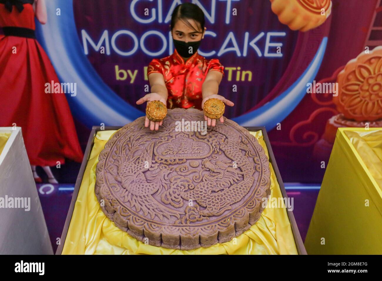 Giant mooncake hi-res stock photography and images - Alamy