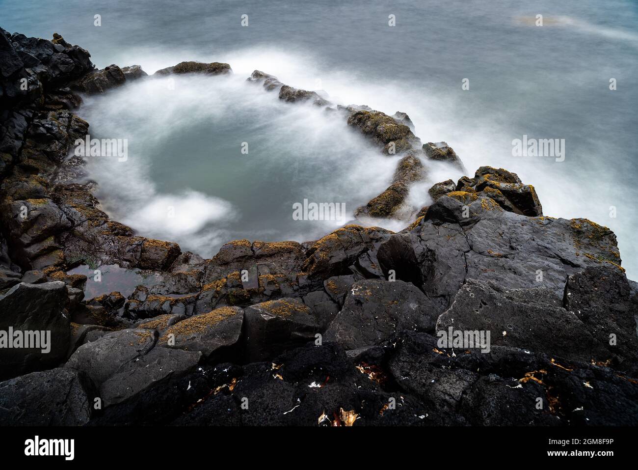 Splash in rock pool hi-res stock photography and images - Alamy