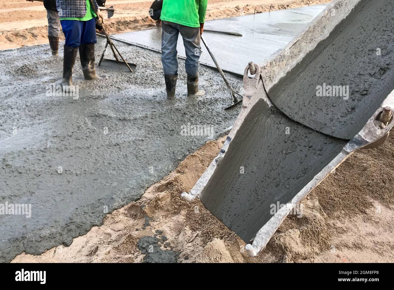 Workers pouring reinforced concrete floors on site Stock Photo - Alamy