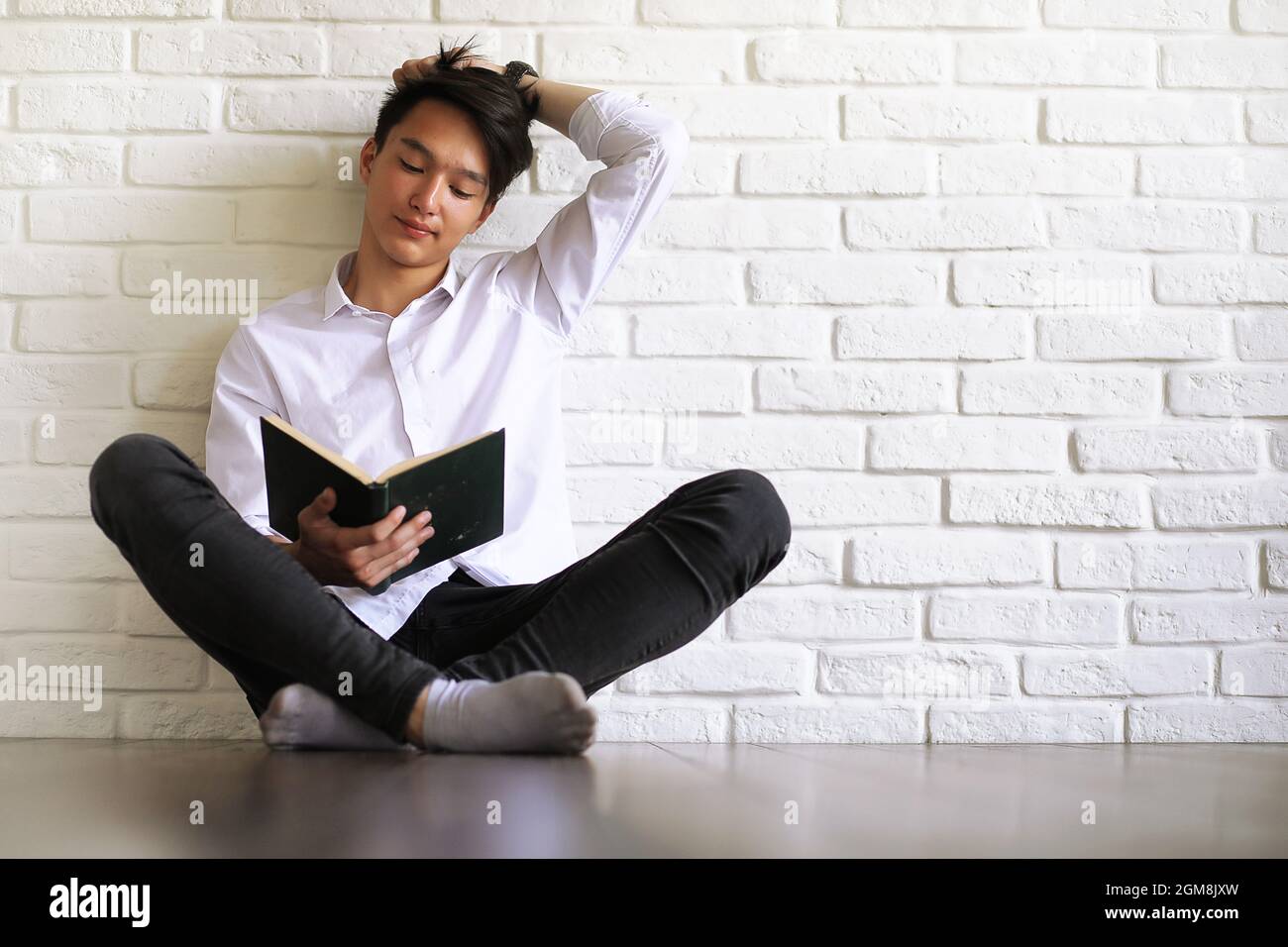 asian young man student with books in hands Stock Photo - Alamy
