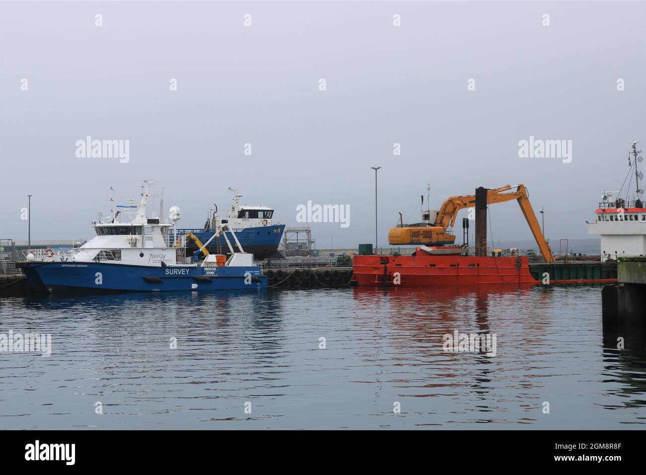 Scrabster Harbour - Survey Ship & excavator Stock Photo - Alamy