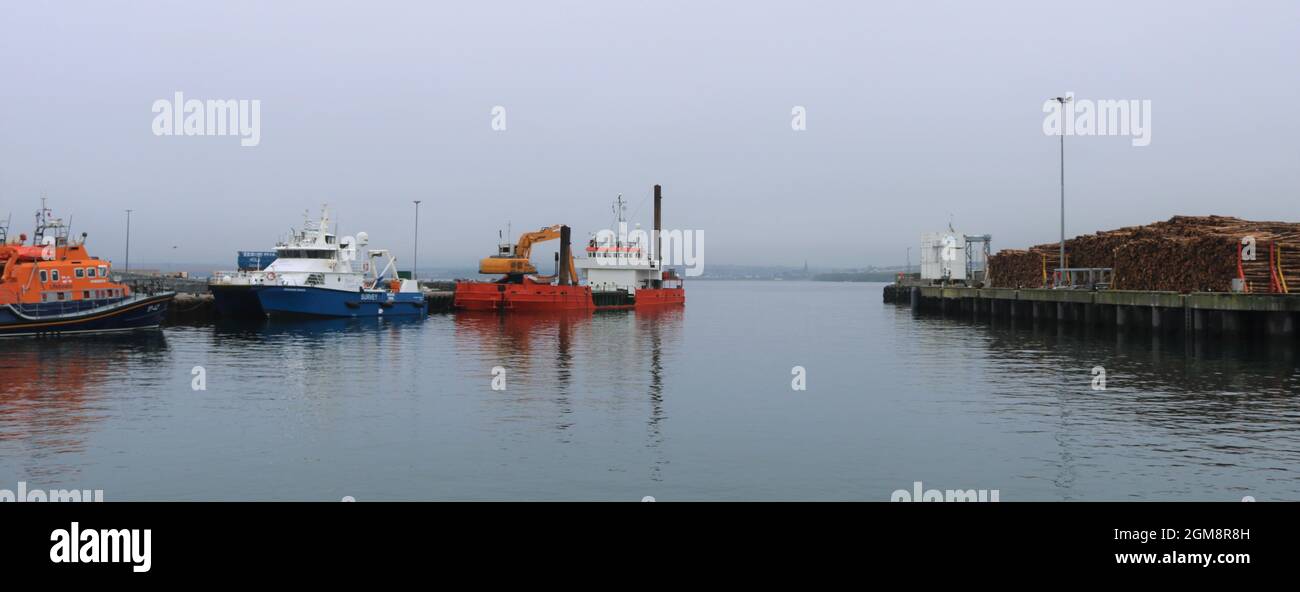 Scrabster Harbour - RNLI / Survey ship / excavator Stock Photo - Alamy