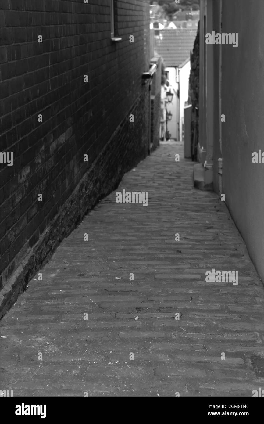 Whitby - Narrow alleyway Stock Photo - Alamy