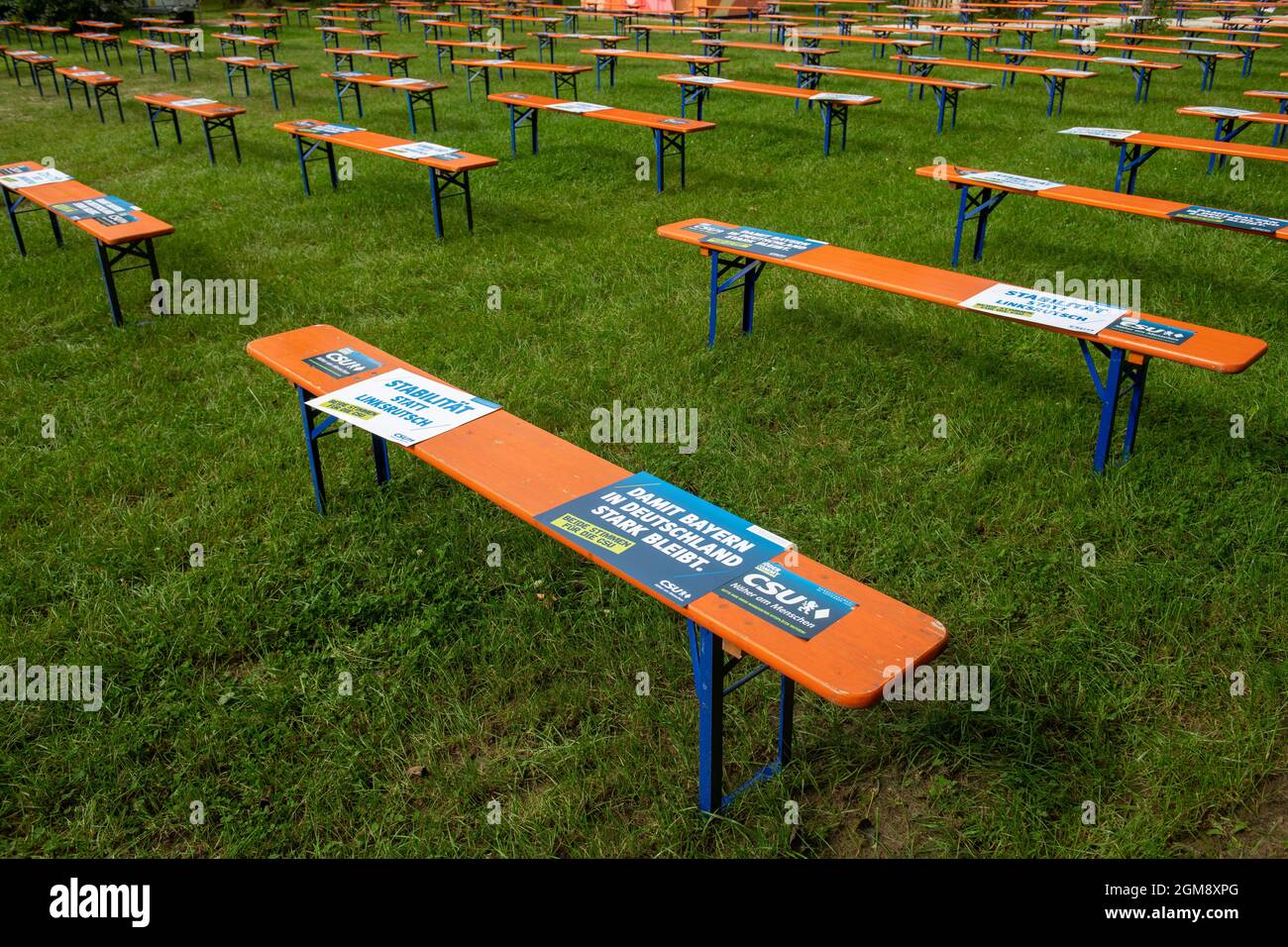 Thurnau, Germany. 17th Sep, 2021. CSU posters lie on beer benches ...