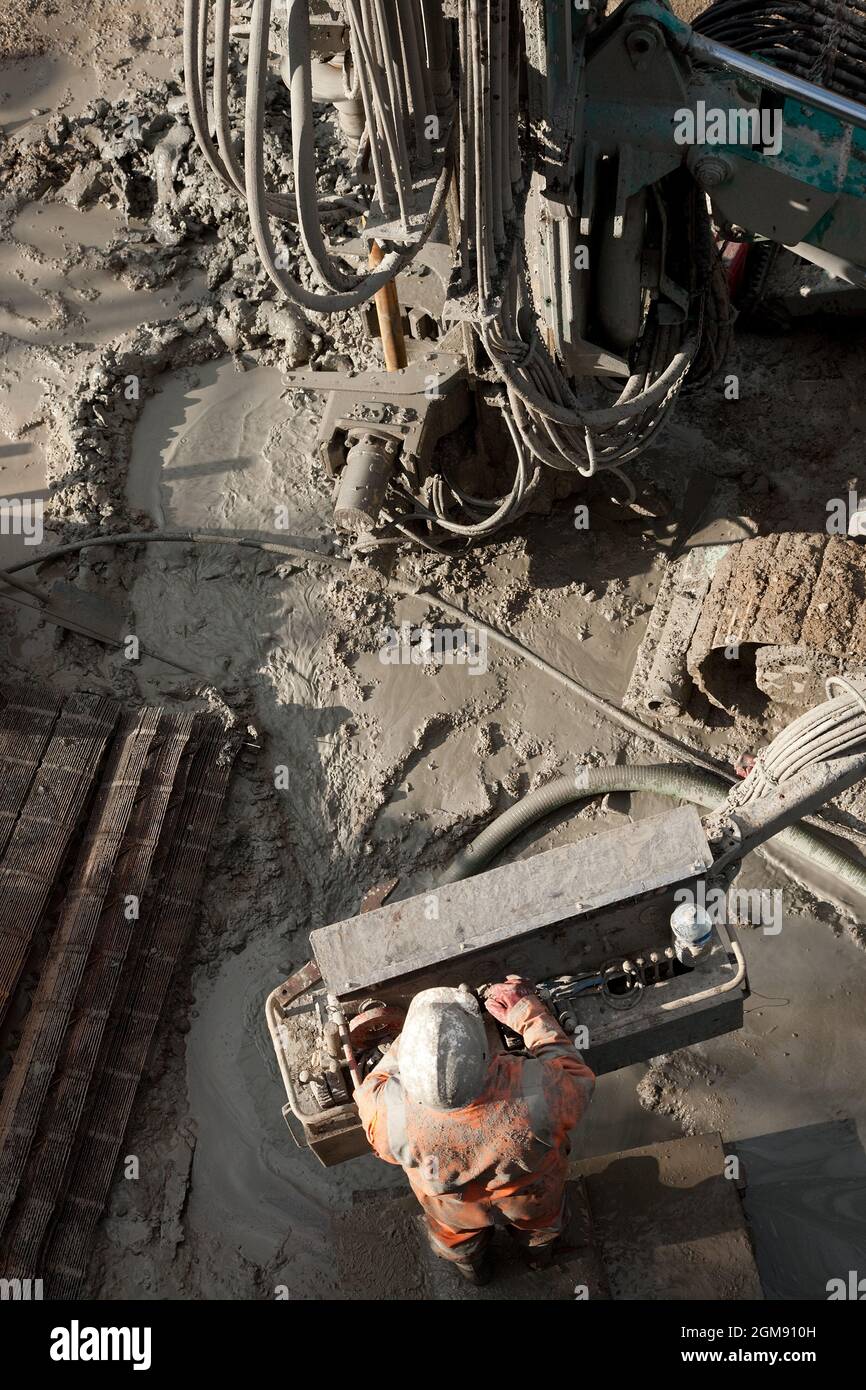 Piling rig hi-res stock photography and images - Alamy