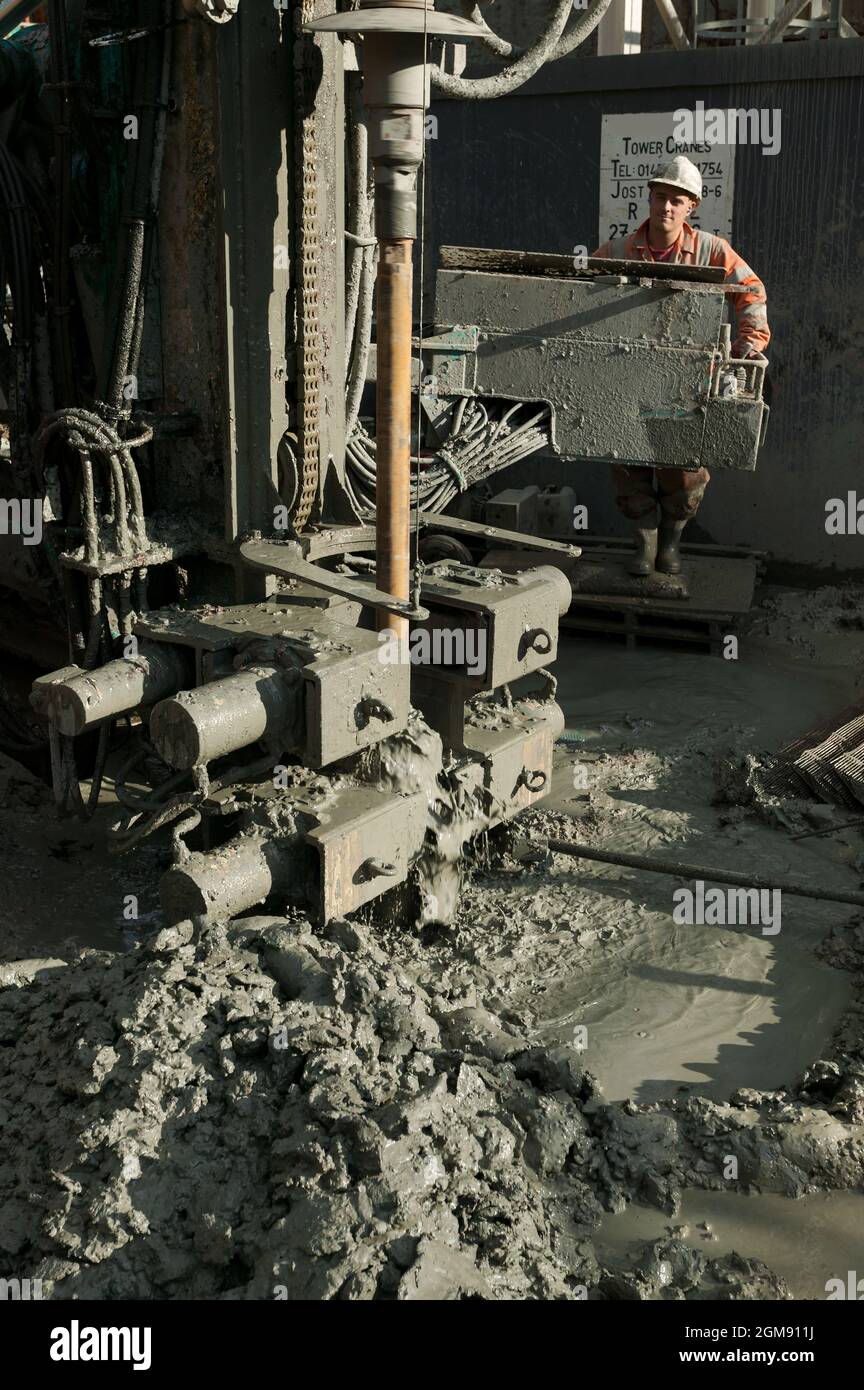 Piling rig hi-res stock photography and images - Alamy