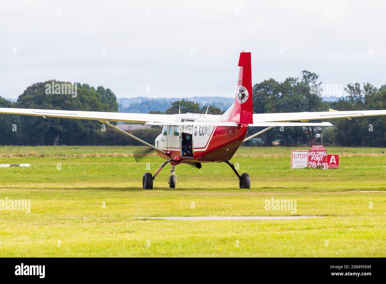 Headcorn parachute club hi-res stock photography and images - Alamy