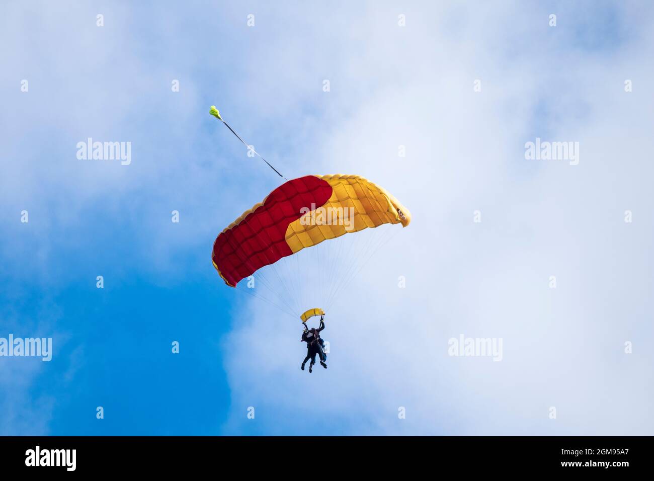 Tandem parachuting hi-res stock photography and images - Alamy