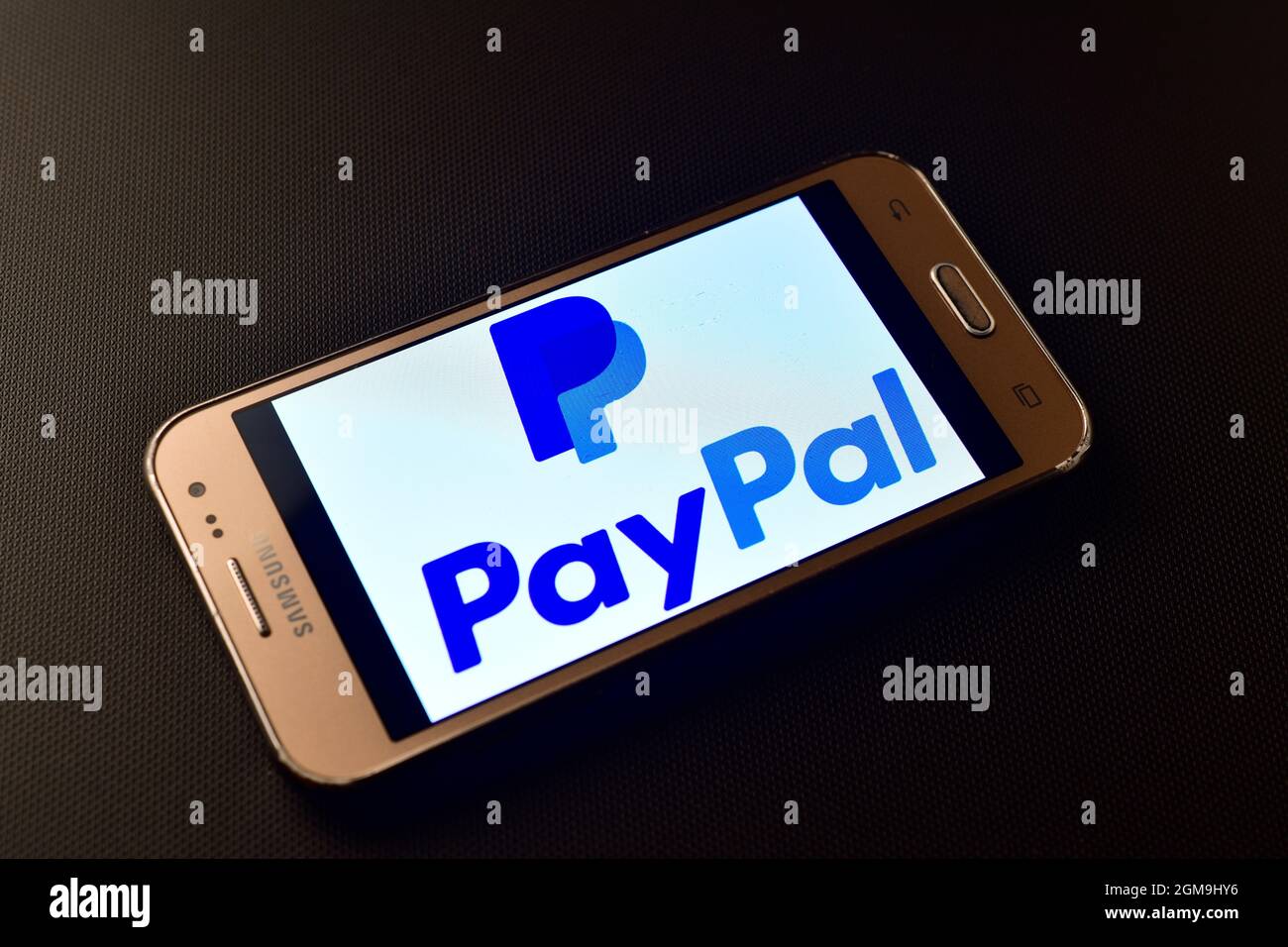 Paypal logo money card hi-res stock photography and images - Alamy