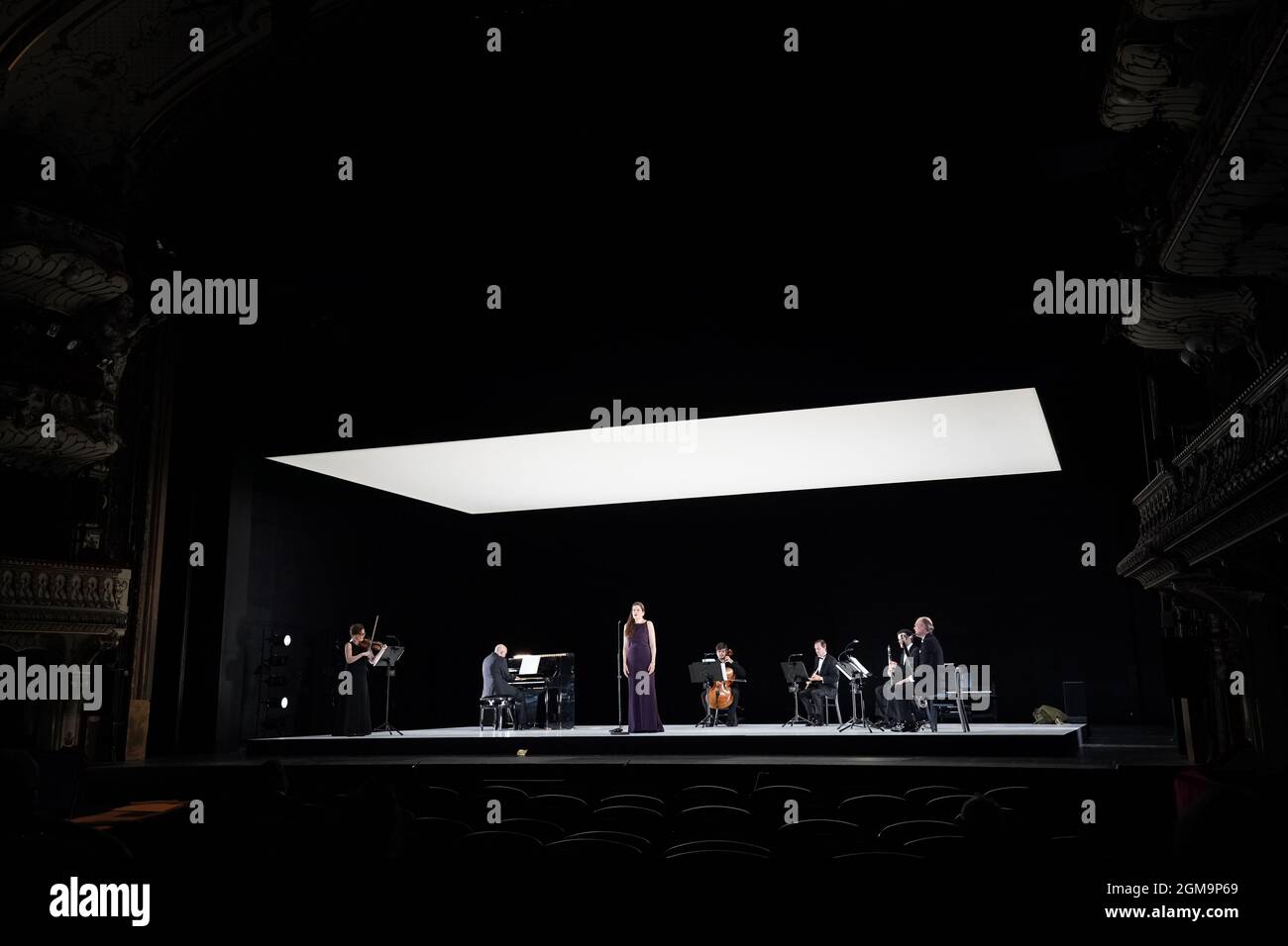 16 September 2021, Hamburg: Actress Julia Wieninger (M) as Fiona Maye ...