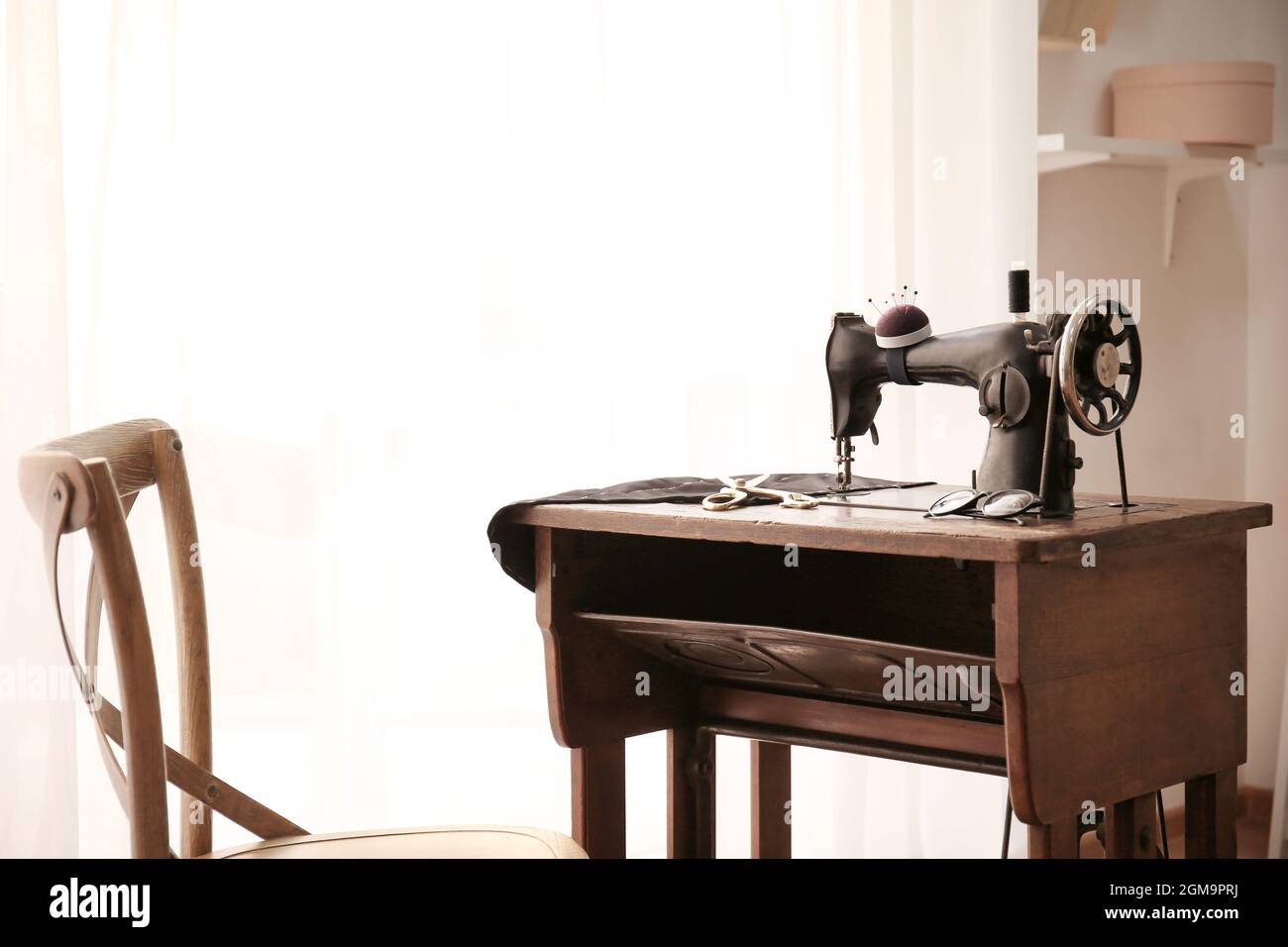 Tailor workshop with old sewing machine Stock Photo - Alamy
